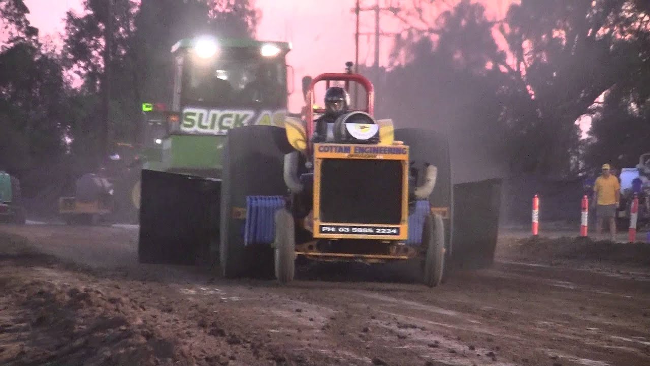 Finley Tractor Pull 2013 - Riverina Screamer - YouTube