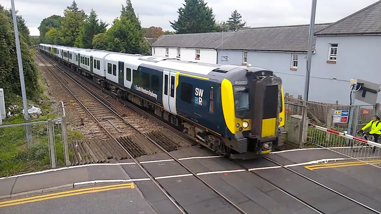 SWR 450023 + 450069 - 2S26 10:03 Weybridge to London Waterloo, arriving ...