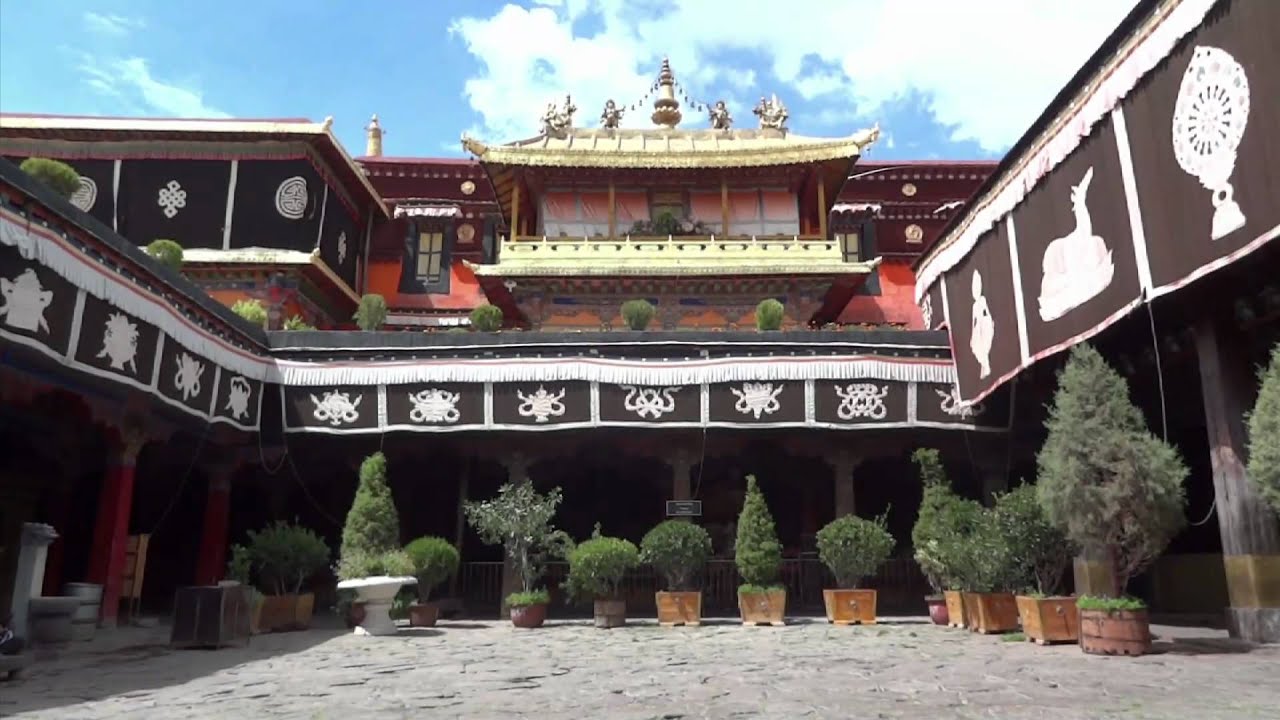 The Jokhang temple (Lhasa - Tibet - China) - YouTube