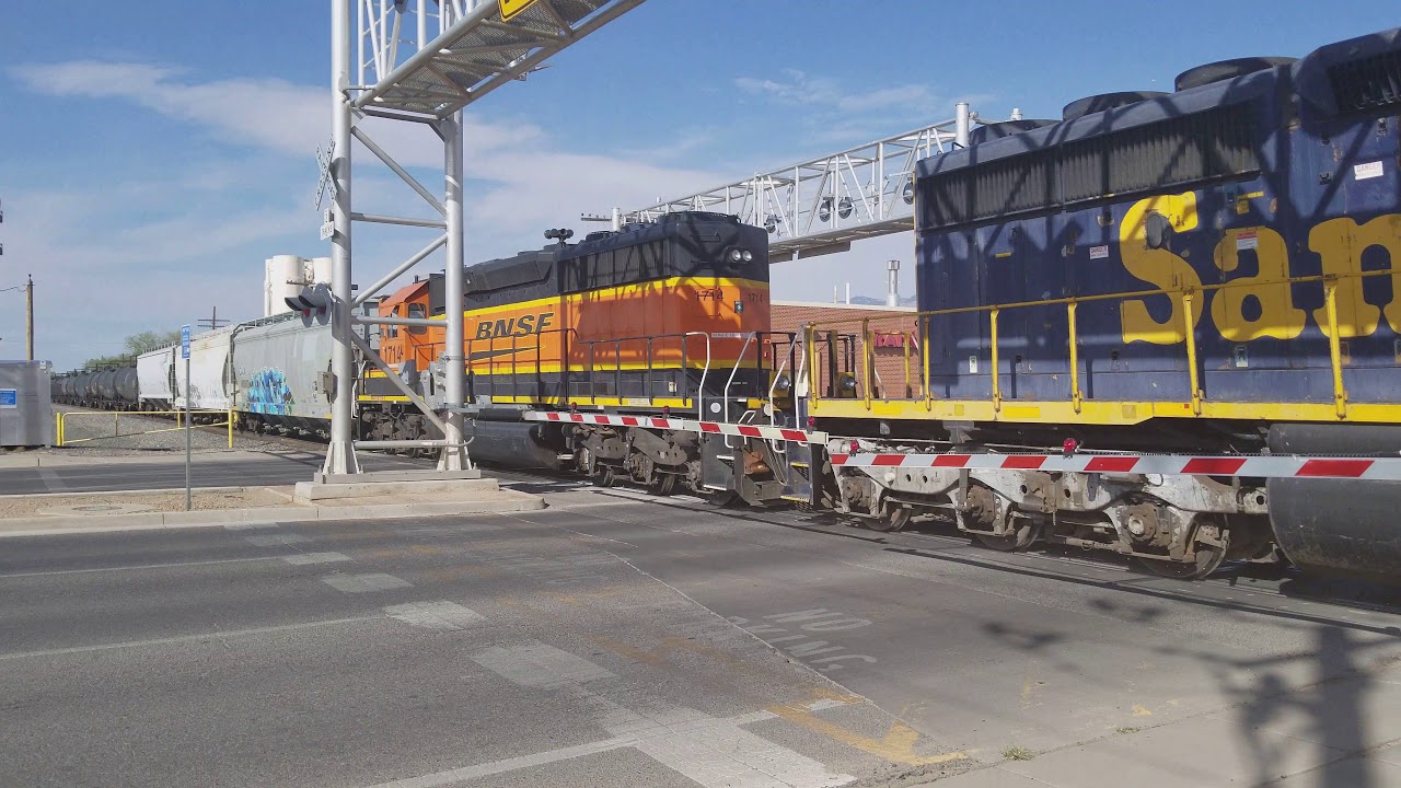 BNSF 1770 leads the BNSF Lamy Local - YouTube