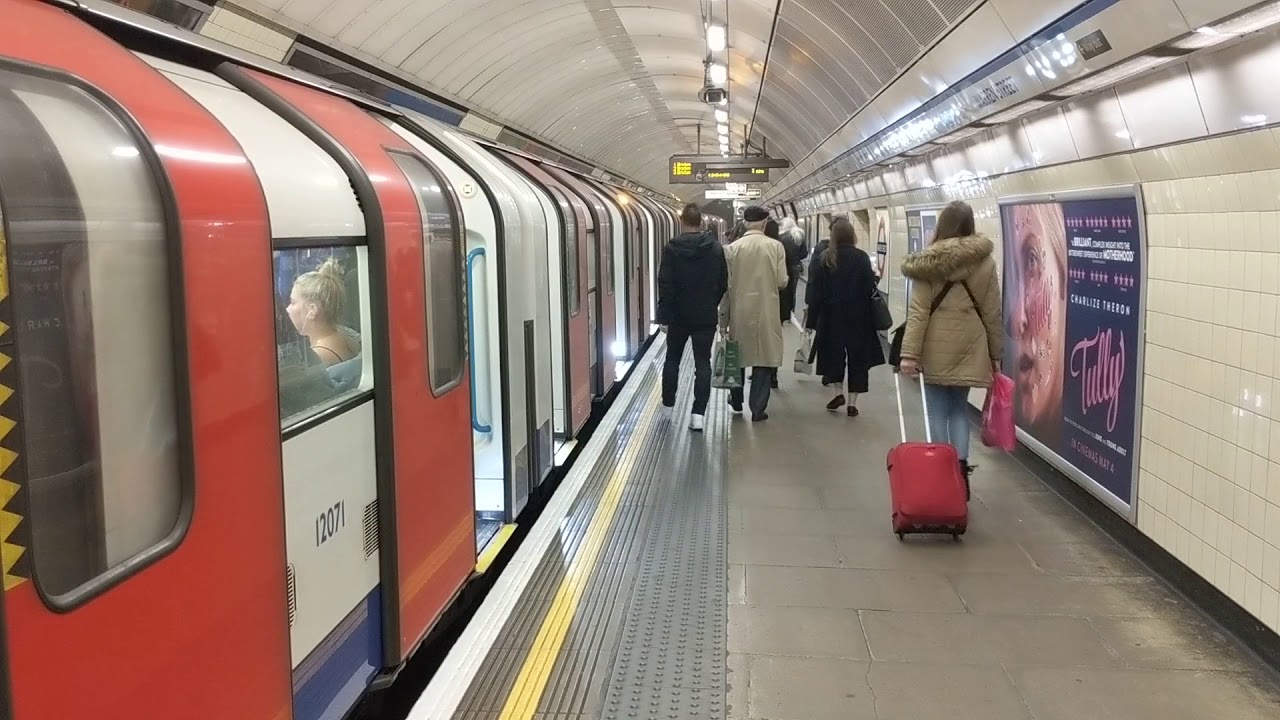 London Underground tube trains, Warren Street Station. Victoria Line ...