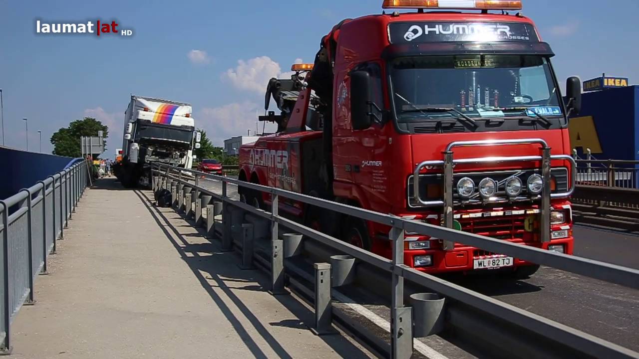 Schwierige LKW-Bergung nach Unfall auf der Kremstal Straße in Ansfelden ...
