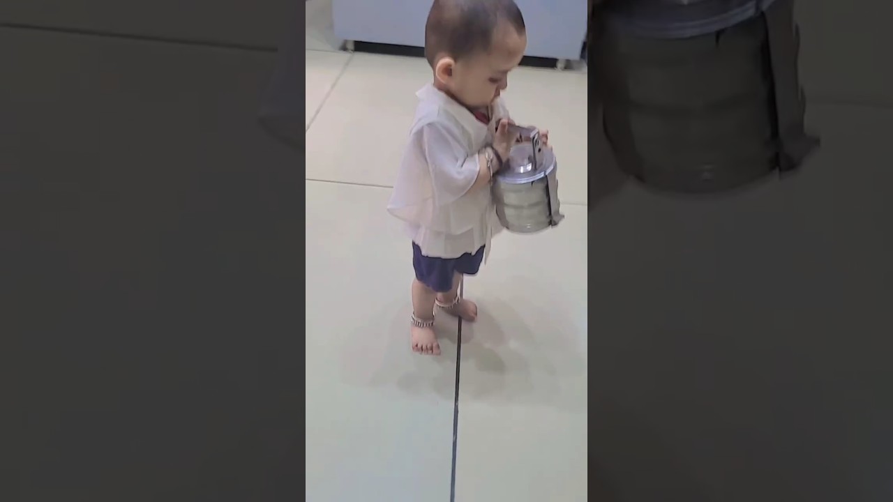 "Chhoti si Pari aur uska bada tiffin😎🧿😂 swag!"#littlepari#youtubeshorts ...