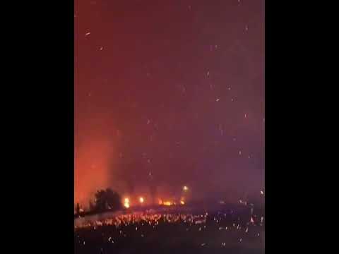 Kuşadası’nda çıkan yangın rüzgarında etkisiyle şehri de içine almaya başladı.