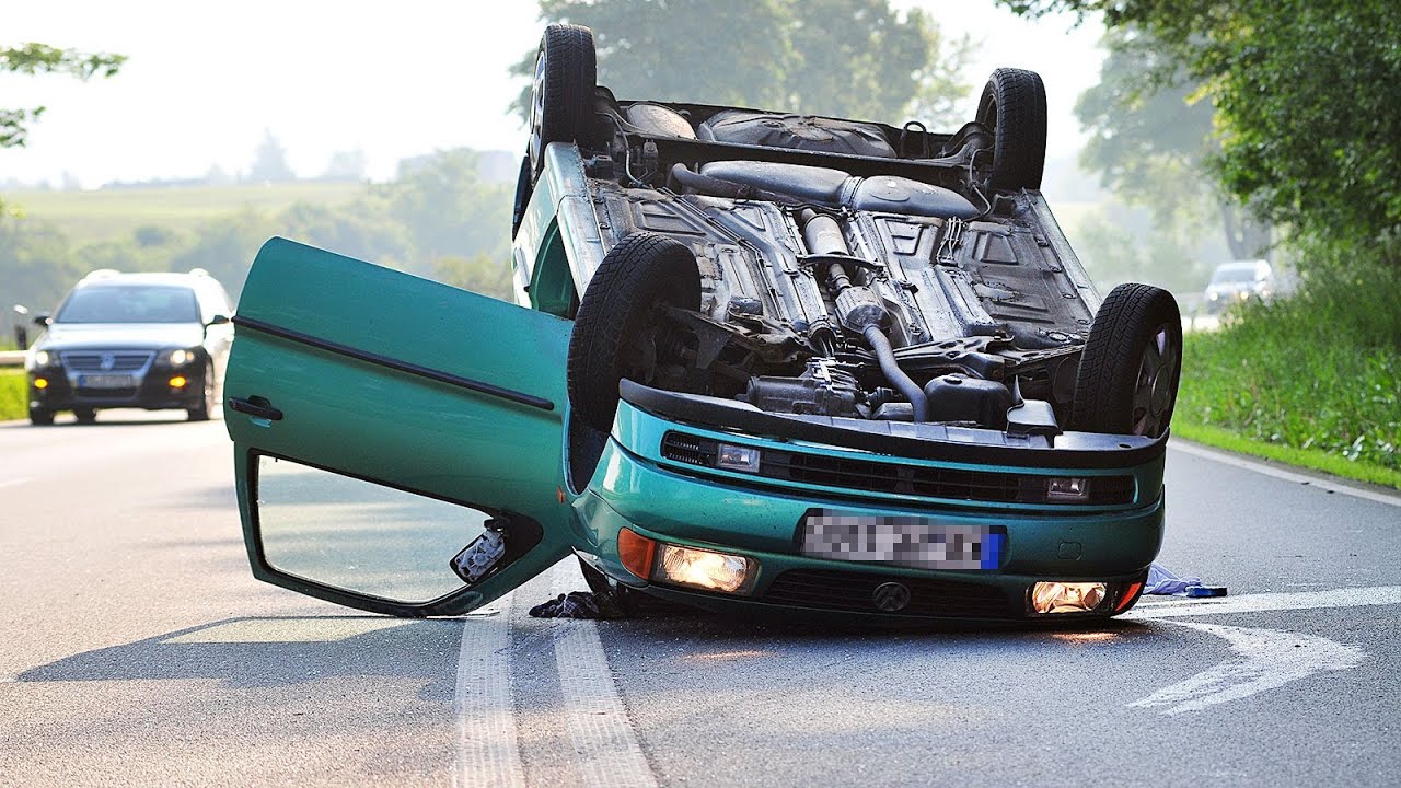 Vogel gegen Frontscheibe: 25-Jährige überschlägt sich mit Auto auf B ...
