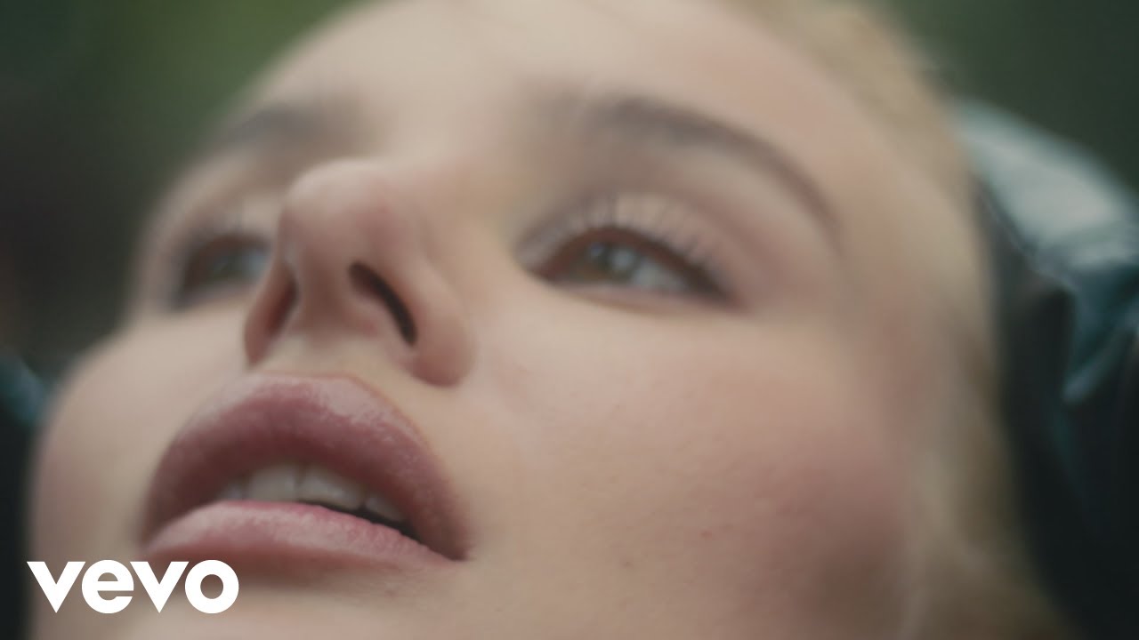 Beatrice Quinta - DEVOTA (Visual Video) - YouTube