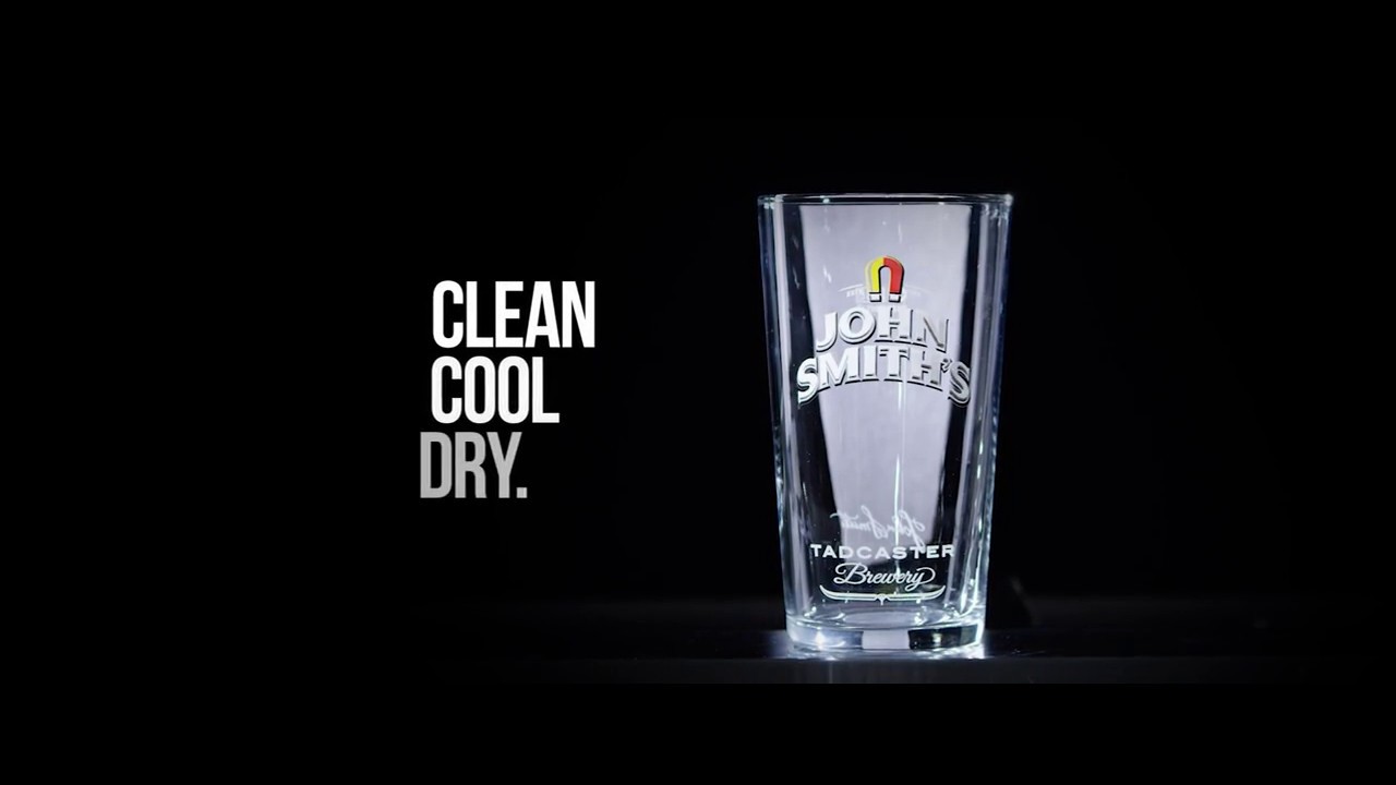 How to pour the perfect pint of John Smith's - YouTube
