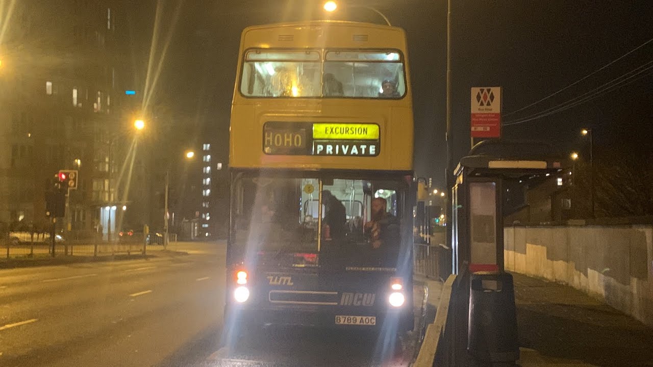 MCW Metrobus 2789 B789 AOC pulling away - YouTube