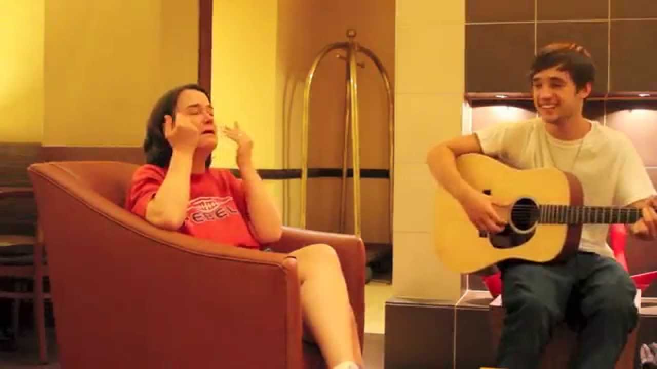 Brendan MacFarlane makes women cry in Lobby after hearing him sing ...