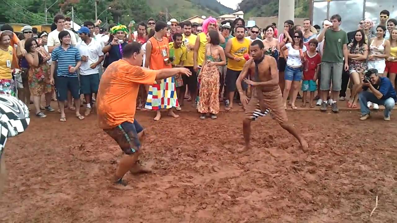 (som alto) Louco luta na lama no carnaval 2011 em São Luis do ...
