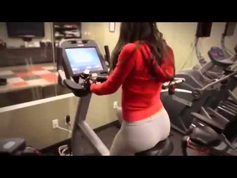 Taytlı kız spor yapıyor