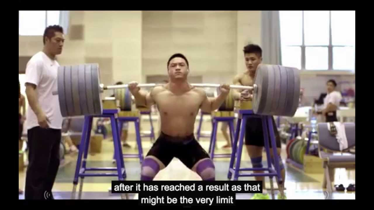 Chinese weightlifter squat 260kg - YouTube