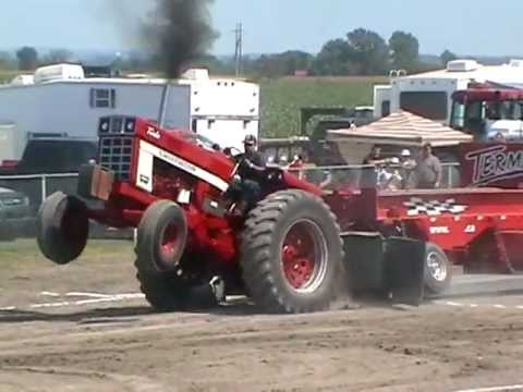International 1066 pulling St-Damase 2012 part 2 - YouTube