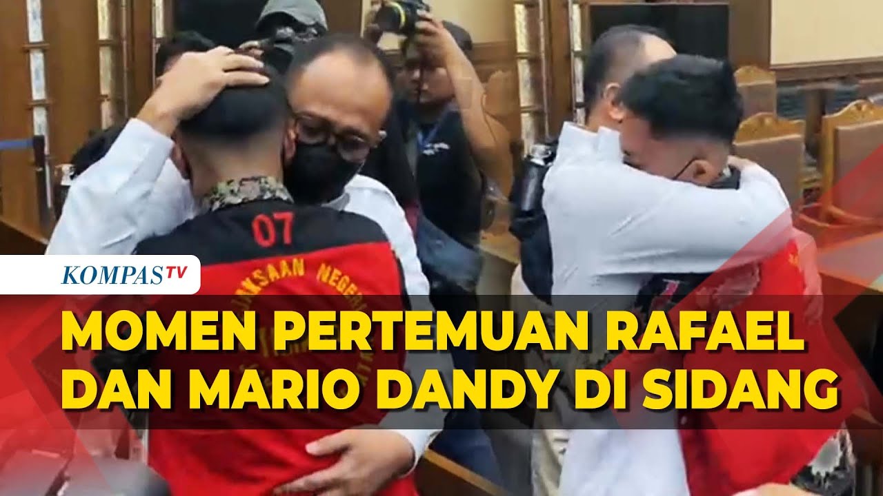 Detik-Detik Rafael Alun Peluk Erat Mario Dandy Saat Jumpa di Sidang ...