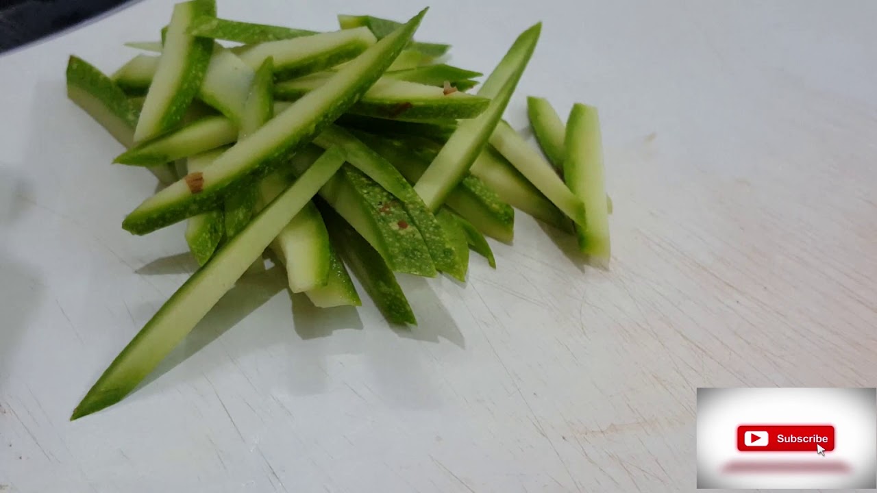 Technique de cuisine: Couper en sifflet - YouTube