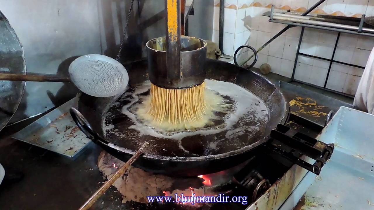 Lakadiya Gathiya Bhuj Mandir - YouTube