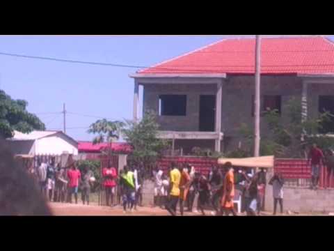 Futebol De Rua Em Angola Sailoy Feiticeiro Beija Bola No Campo Durante o Jogo