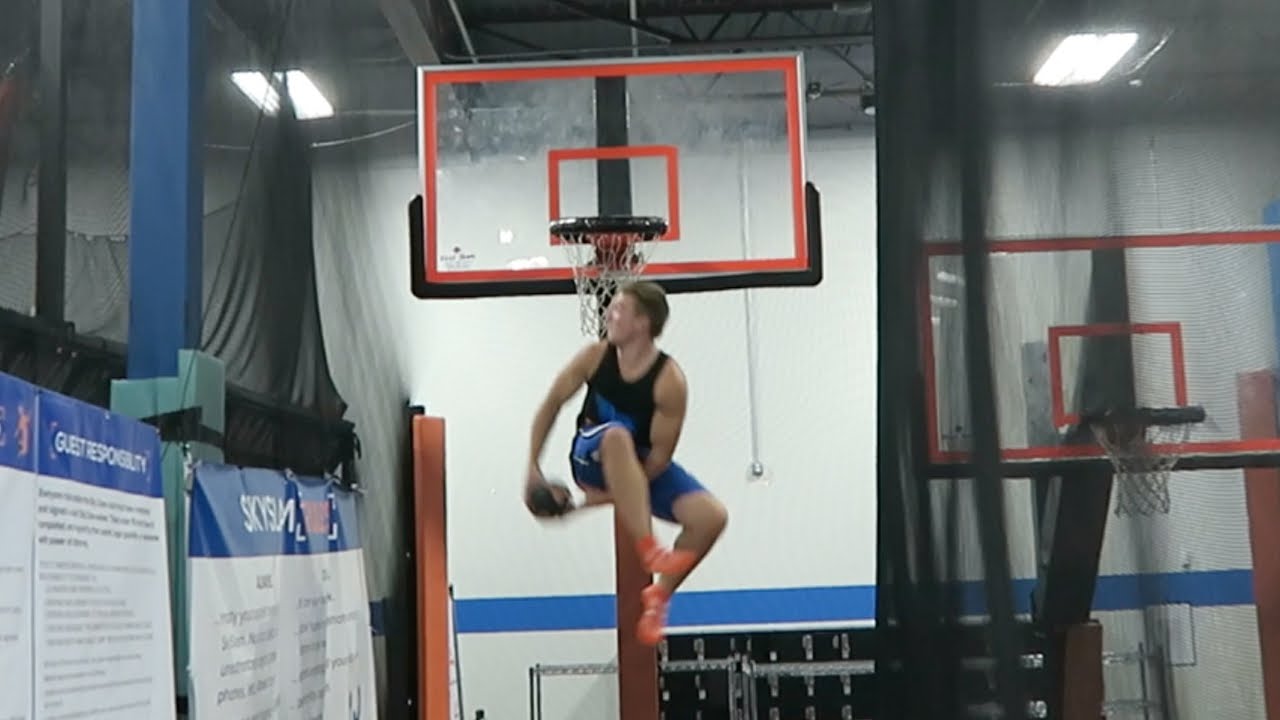 DUNKING AT INSANE TRAMPOLINE PARK!! - YouTube