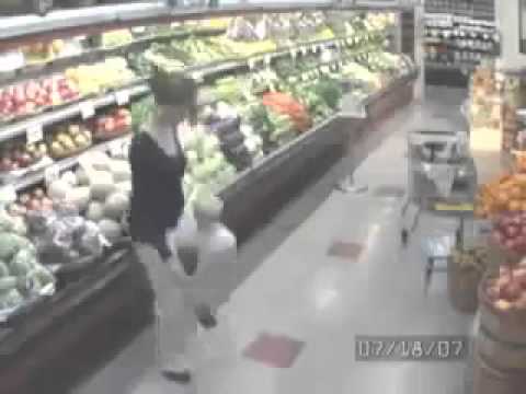 Markette futbol oynayan kadın