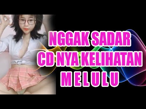 KELIHATAN CELANA DALAMNYA, CEWEK BERKACAMATA