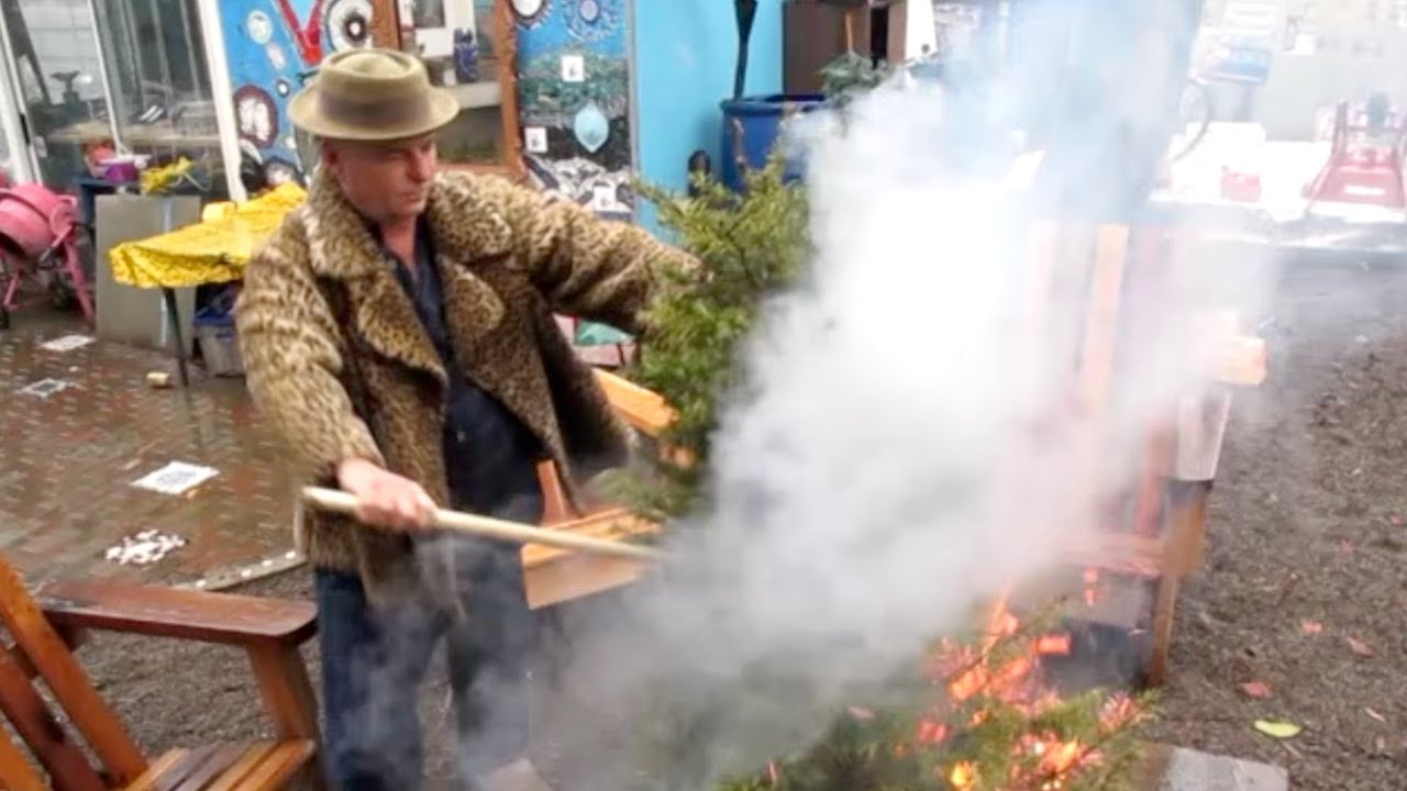 Chris Radcliffe Burns a Christmas Tree in His Backyard (2010) - YouTube