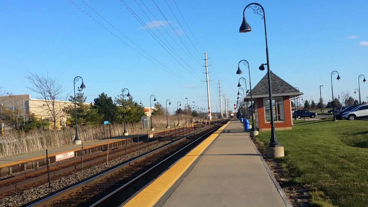 Metra F40PH 111 pulls metra express train number 111 through Round Lake ...