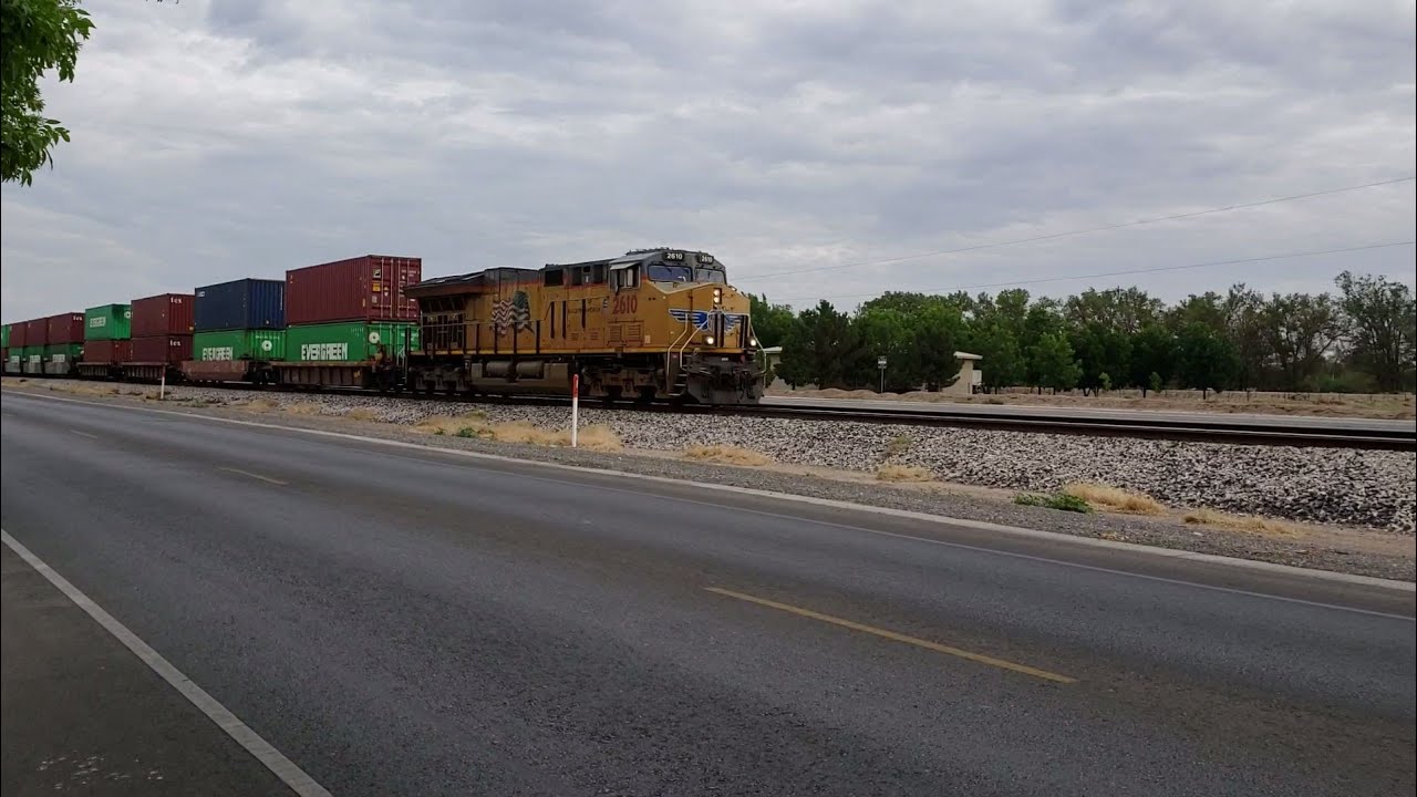 EB Union Pacific 2610 Leads Color/Intermodal Train in El Paso, TX - YouTube