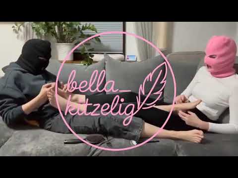 Preview: Elara & Estera - 12 Min gegenseitiges Füße kitzeln mit Tools