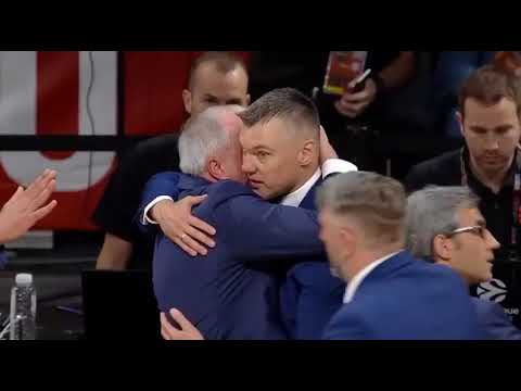 Sarunas Jasikevicius and Zeljko Obradovic hug after the semifinal