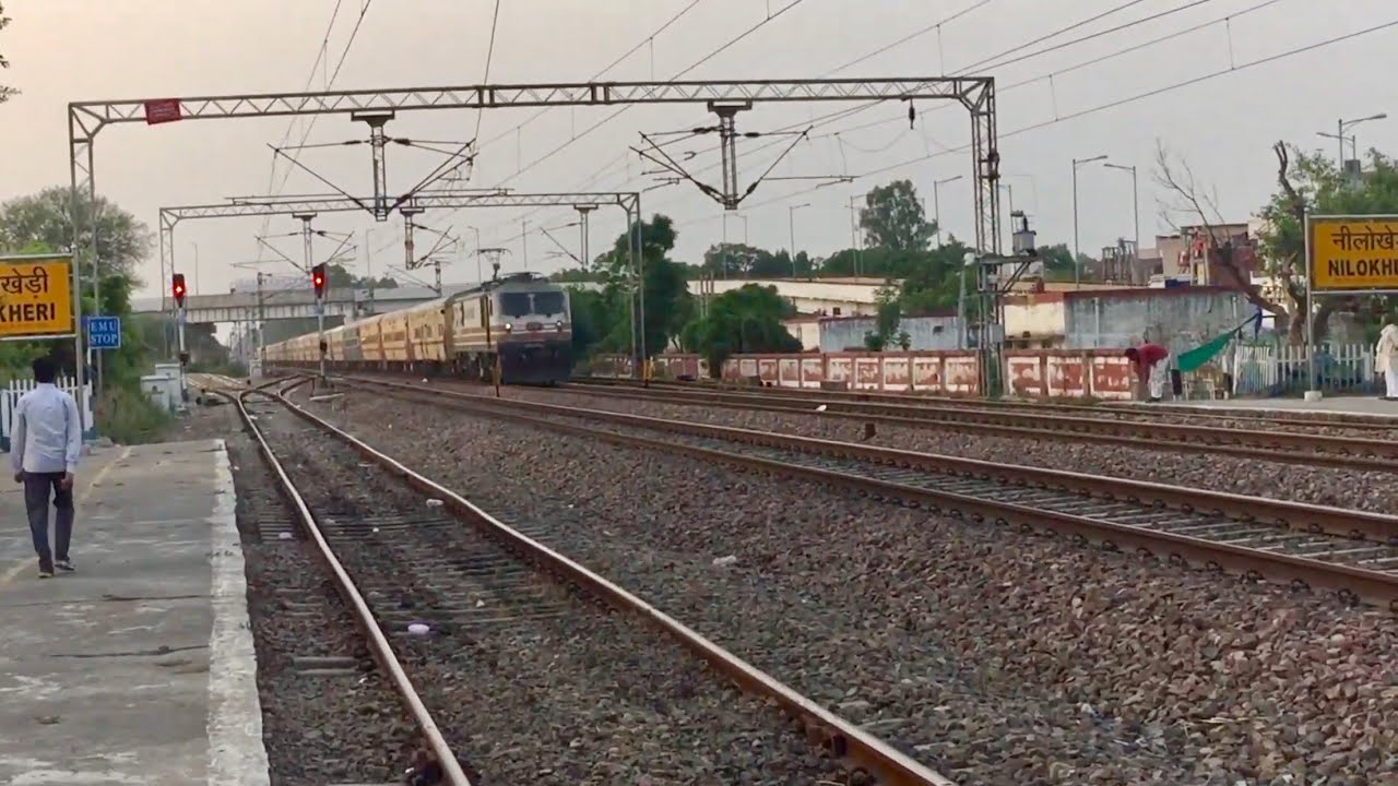 14218 Chandigarh-Prayagraj Junction {UNCHAHAR EXPRESS}At Its Full Speed ...