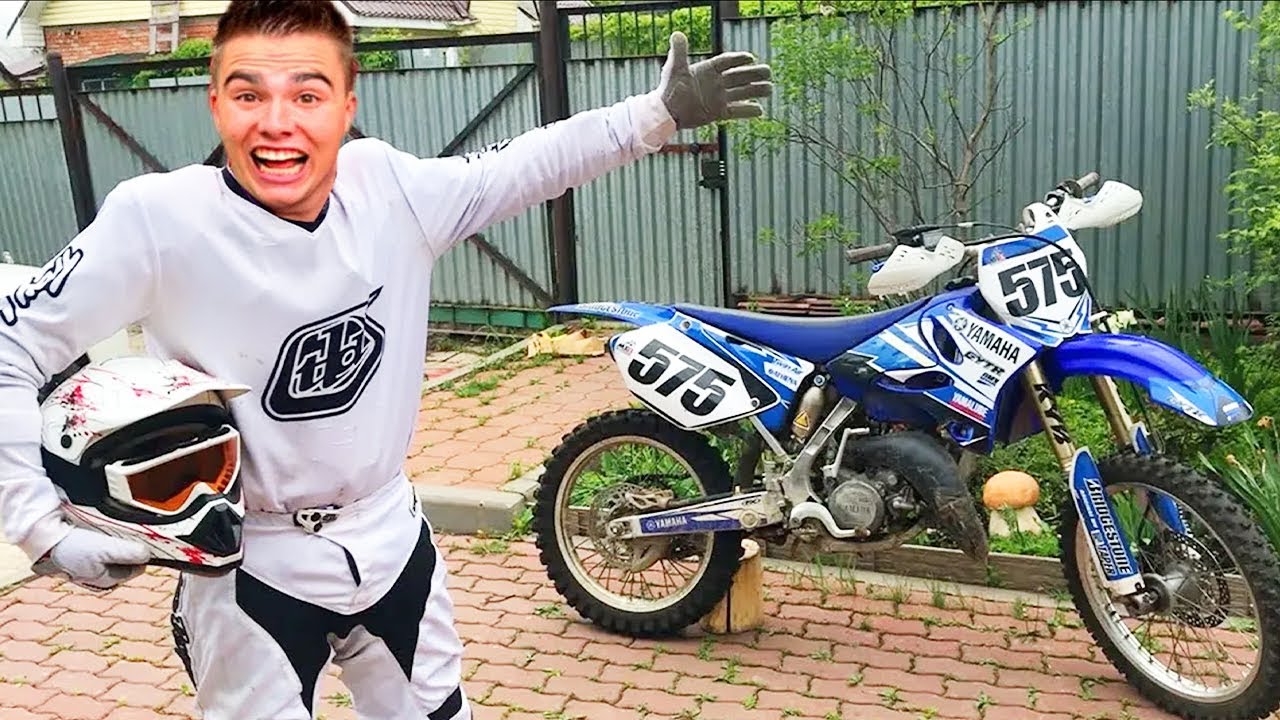 Motocross Rider Mr. Joe on Yamaha VS Motorcycle Participates in Races ...