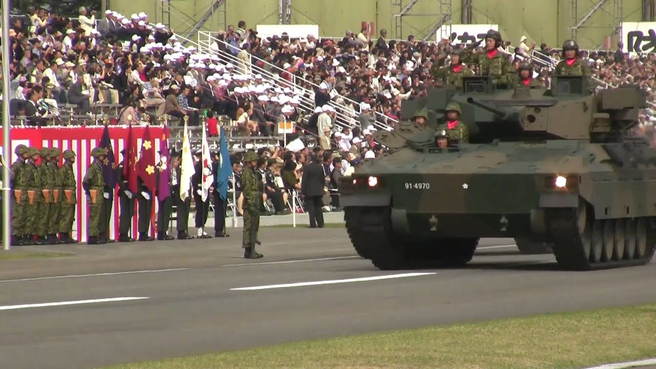 Japanese Military Parade 観閲式予行2010 - YouTube