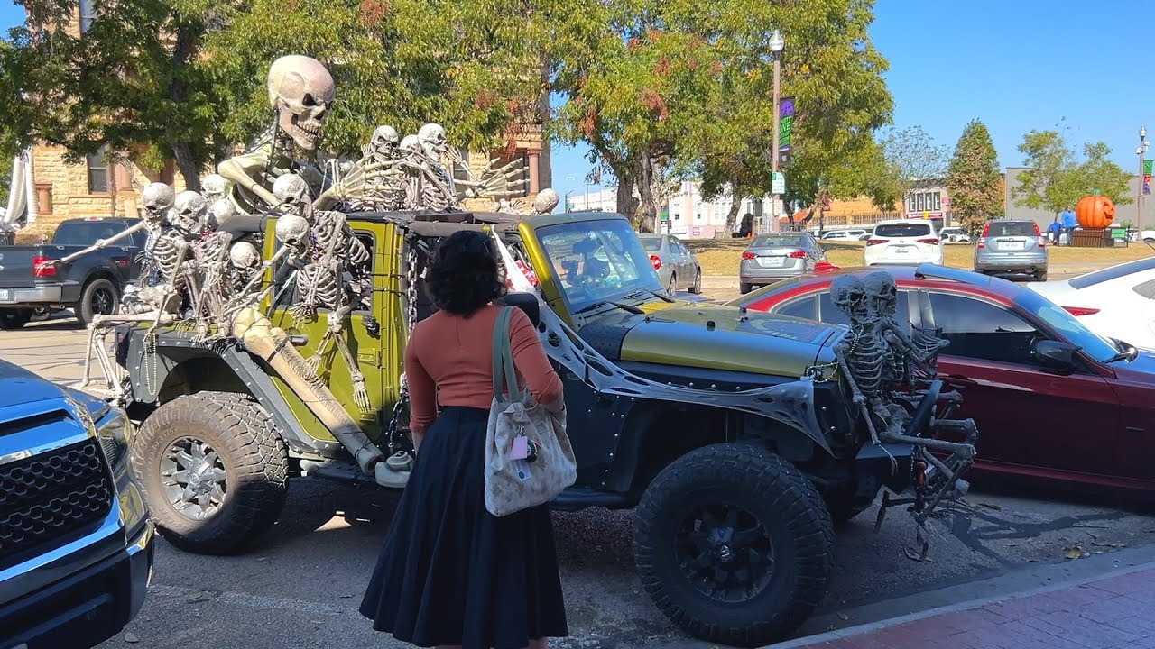 The Spooky Skeleton Jeep in Denton - YouTube