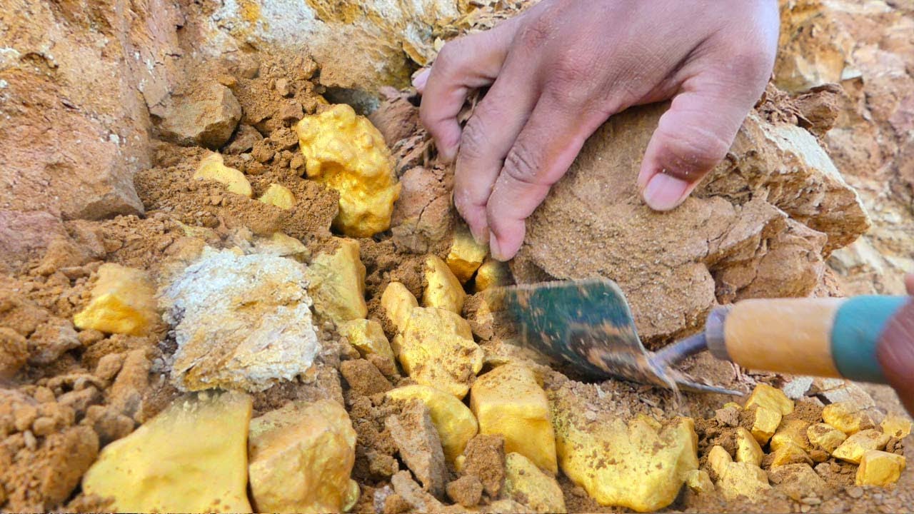 We were horrified when we saw the treasure chest in the rock!!! Digging ...