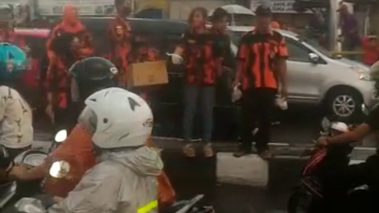 Pemuda Pancasila Semarang Berbagi Takjil Di Jalan Tentara Pelajar ...