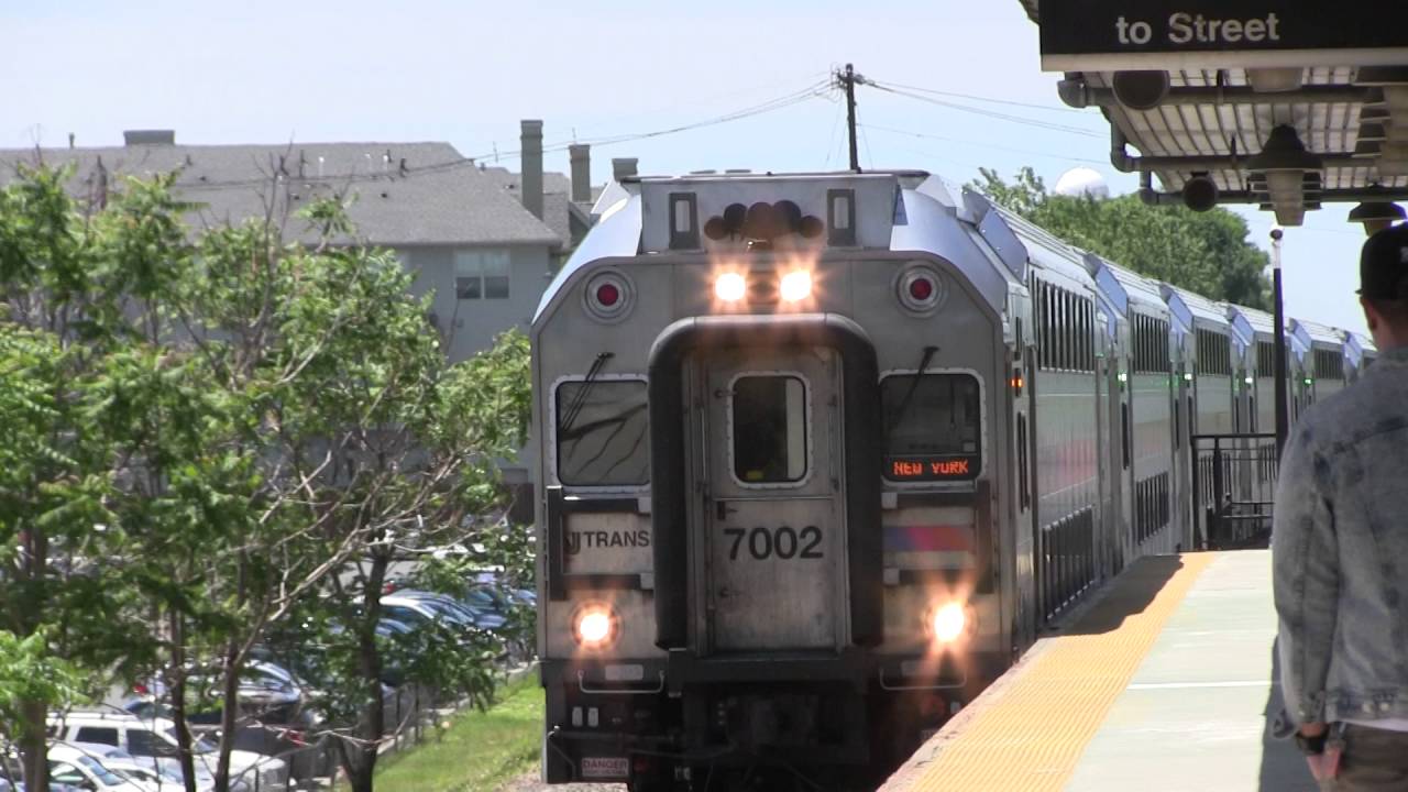 NJ Transit Rail - Bombardier MultiLevel #7002 Arriving into Union ...