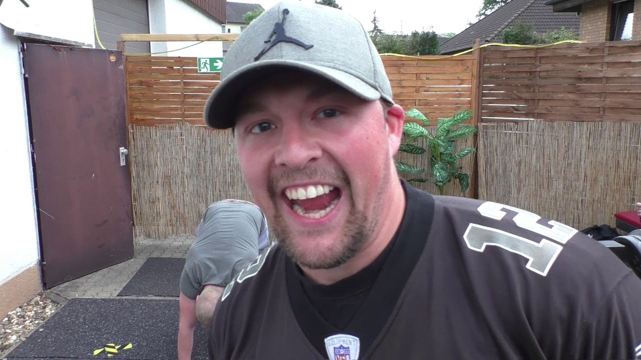 MMA Fighter Vs. Bodybuilder! Die 100 Burpees_Challenge - YouTube