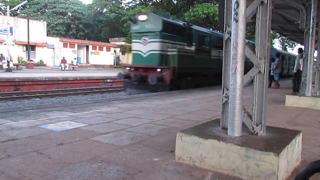 Mangala Lakshadweep Express arriving at Kasargod ! - YouTube