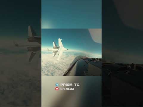 🇷🇺🇺🇸Истребитель Су-35С ВКС России отгоняет американский самолёт от сопровождаемых Ту-95МС.