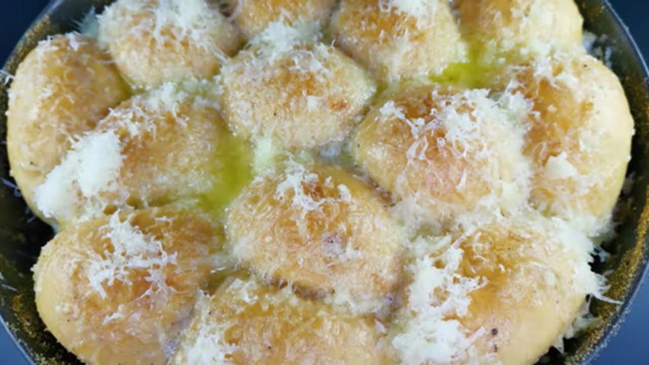 The Perfect Homemade Garlic Bread | Tear & Share Garlic Bread Recipe ...