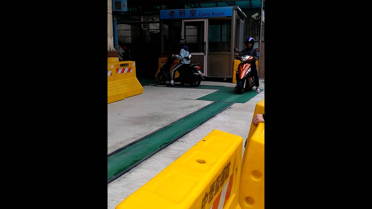 Taiwan motorcycle driver's license road test - YouTube