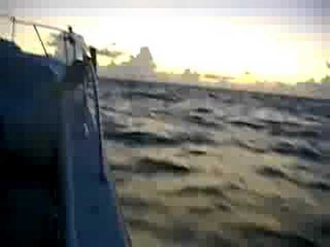 6 ' FT Waves Vs Mako 282 - YouTube