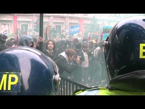 man mooning riot police - YouTube