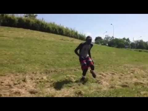 People ARE crazy ! Un mec bizarre au milieu d'un rond point ! - YouTube