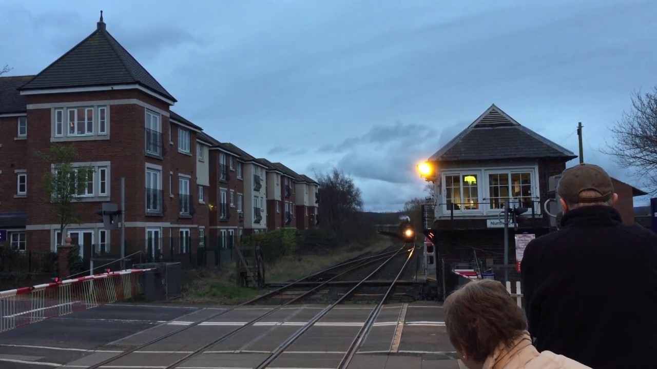 The Whitby Flyer returns through Nunthorpe Station - YouTube