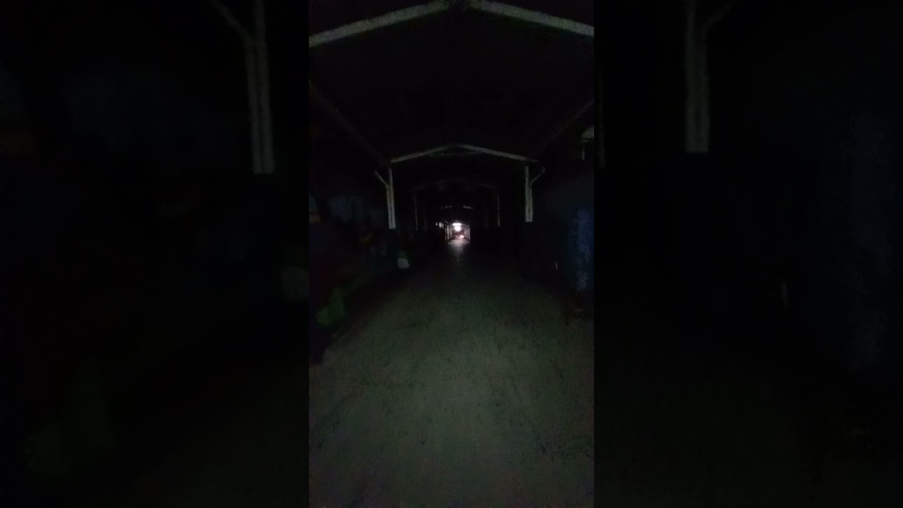 lakad palabas ng Adamson University walkway pagkatapos ng unang Simbang ...