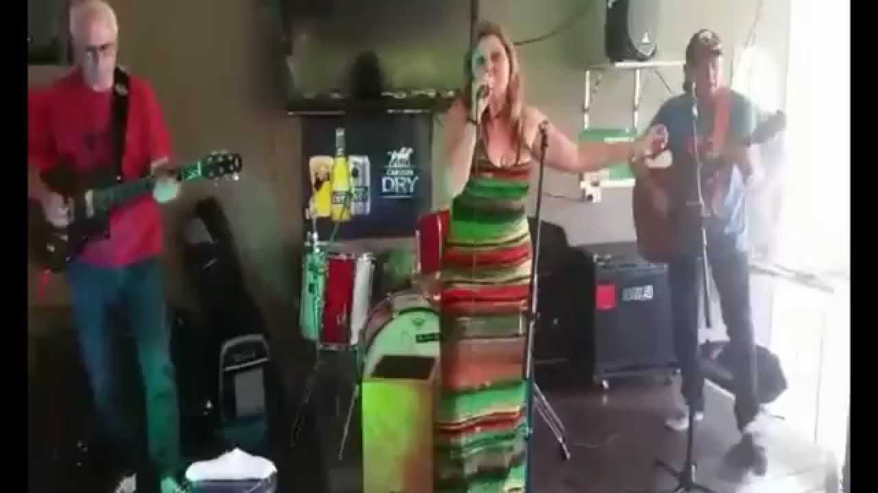 Keri McInerney with Steve Tebbett & Gordon Sheard at The Airlie Beach ...