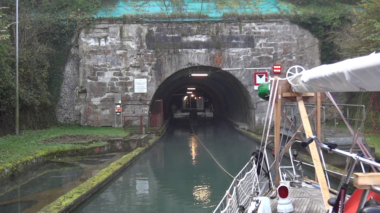 SY Heavy Metal aan de ketting de tunnel in van Riqueval - YouTube