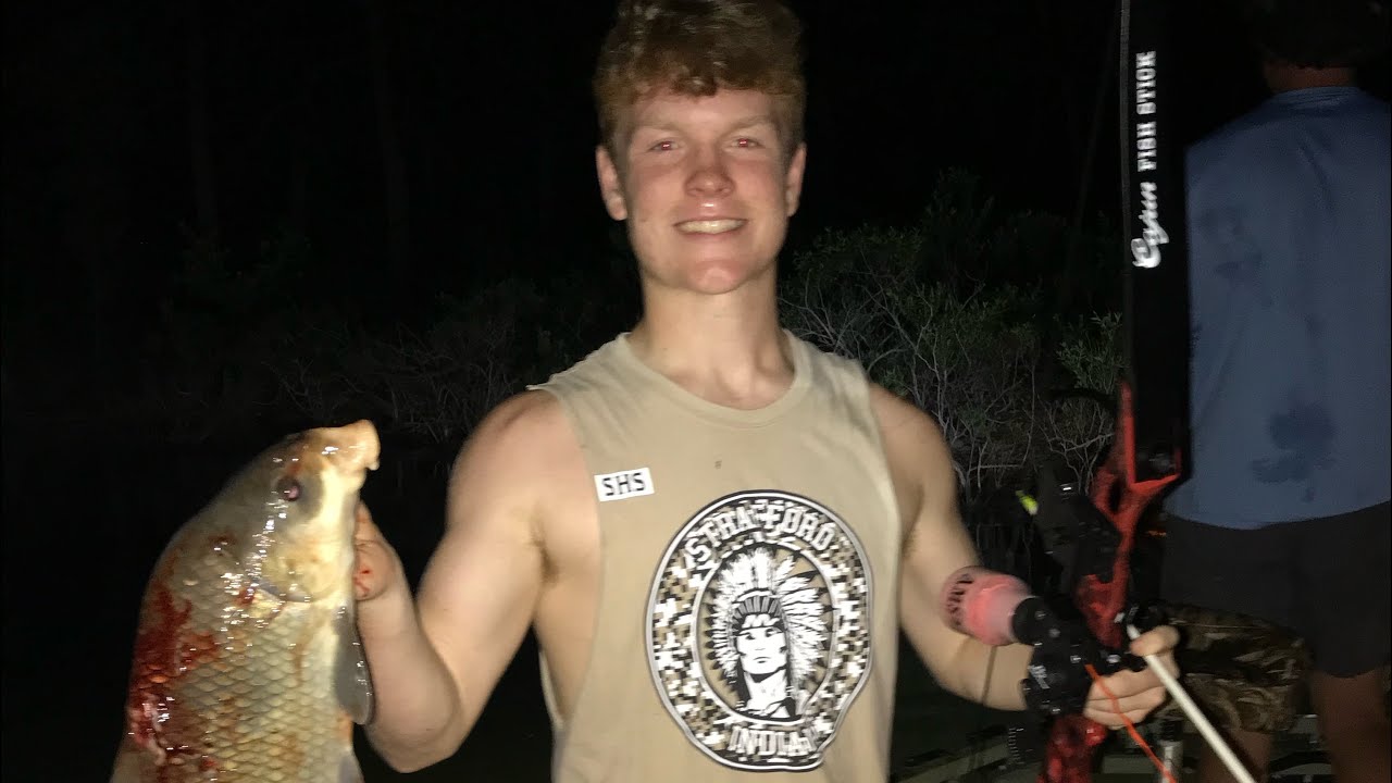 Night Time Bowfishing - YouTube