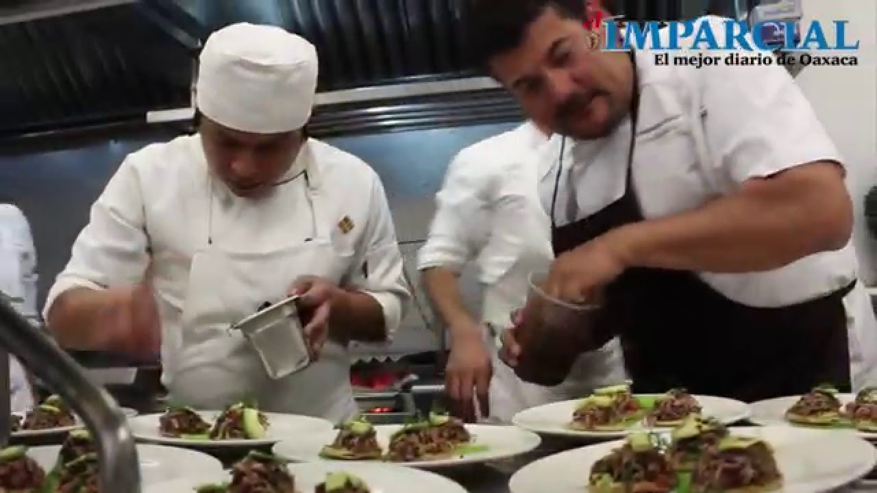 Alejandro Ruiz, la máxima expresión de la cocina oaxaqueña - YouTube